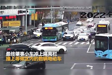 【浙江】小车司机错把油门当刹车 汽车秒变“碰碰车”