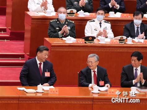 中评现场胡锦涛全程专注认真看二十大报告