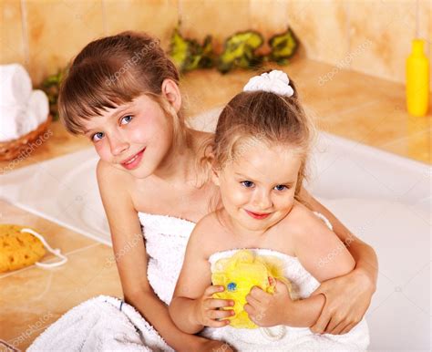 Kinderen Wassen In Het Bad Stockfoto Poznyakov 5908655