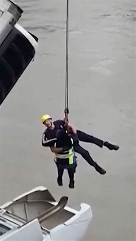 [이 시각 세계] 22m 다리 매달린 트럭 운전자 구사일생 오늘의 숏 Beta