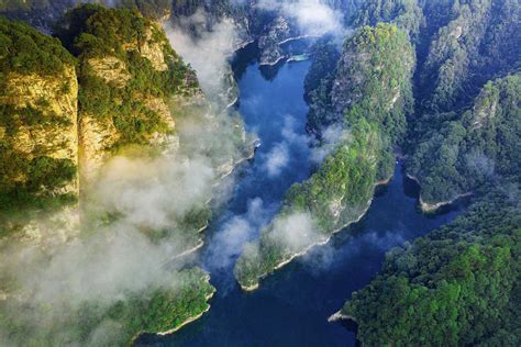 Clear Skies Unveil Autumn Splendor At Zhangjiajies Baofeng Lake