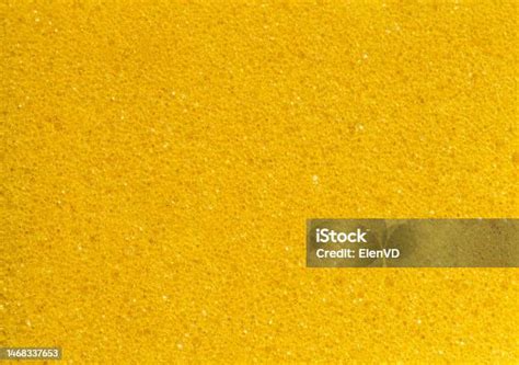노란색 발포 고무 스폰지 다각형 모공 클로즈업 배경 벽지 균일 한 질감 패턴 목욕 스폰지에 대한 스톡 사진 및 기타 이미지