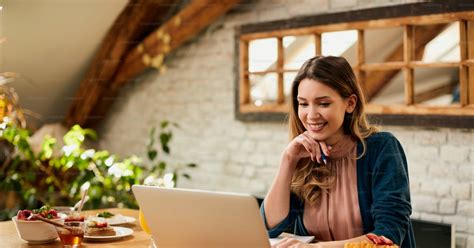 집에서 일하는 동안 컴퓨터를 사용하는 행복한 여성 프리랜서 노동자 사진 Unsplash의 재택 근무 이미지