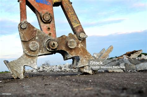 건설 현장에서 아스팔트 및 콘크리트 를 끊을 수 있는 유압 가위가 있는 굴삭기 0명에 대한 스톡 사진 및 기타 이미지 0명 개발 건설 기계류 Istock