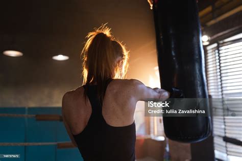 여성 자기 방어 소녀 파워 권투 링에 펀치를 훈련하는 강한 여자 파이터 건강한 강한 소녀 펀치 권투 가방 권투 체육관에서 훈련하는 날 근력 운동 운동에 적합합니다 30 34