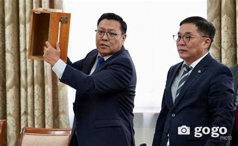 ФОТО Ерөнхий сайдад итгэл үзүүлэх тогтоолын төслийг УИХ аар хэлэлцэхийг дэмжлээ