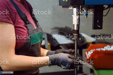 현대 금속 산업에서 작업 하 고 드릴을 사용 하는 동안 코로나 바이러스 전염병으로 인해 마스크를 착용 하는 여자 Cnc 장치에 대한 스톡 사진 및 기타 이미지 Istock