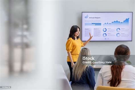 전문직 젊은 여성이 이사회 회의에서 다양한 동료들에게 프레젠테이션을 합니다 프리젠테이션 연설에 대한 스톡 사진 및 기타 이미지 프리젠테이션 연설 비즈니스 팀워크