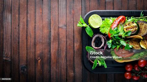 빵에 치즈 허브 올리브 구운된 야채와 브루 쉐 타 찬 간식입니다 이탈리아 요리입니다 에 나무 배경 건강한 식생활에 대한 스톡 사진 및 기타 이미지 Istock