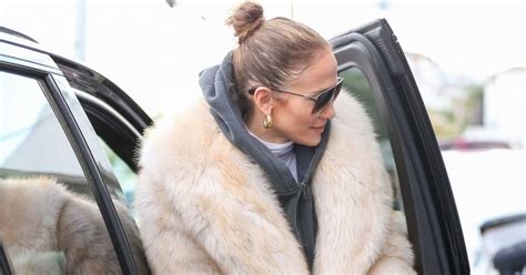 Fans Create Uproar Over Jennifer Lopezs Resurfaced Clip Of Spitting Chewing Gum In Assistants