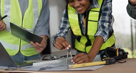 건축 계획을 위한 청사진을 작업하는 건축가 팀 작업 현장의 테이블에 건설 프로젝트를 스케치하는 엔지니어 2명에 대한 스톡 사진 및 기타 이미지 Istock