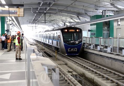 Kereta Mass Rapid Transit Mrt Foto 4 1788703