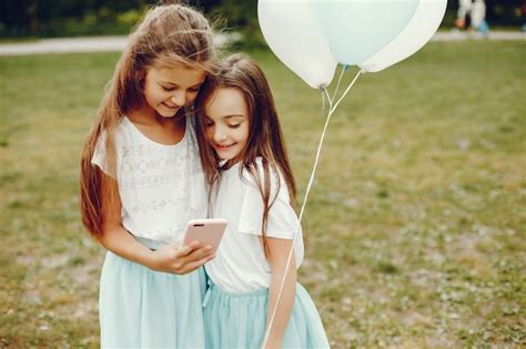 Zwei Süße Kleine Mädchen In Weißen T Shirts Und Blauen Röcken Spielen