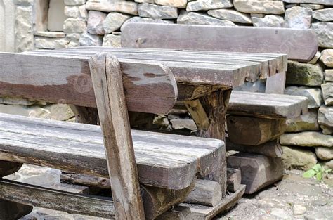 자연 속에 서 있는 나무 테이블과 의자 사진 배경 및 무료 다운로드를위한 그림 Pngtree