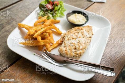 나무 테이블에 프렌치 프라이드와 야채를 곁들인 돼지 스테이크 가금류에 대한 스톡 사진 및 기타 이미지 가금류 건강한 생활