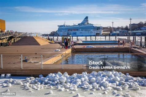 헬싱키 핀란드에서 스파에서 추운 겨울 날에 수영장에서 수영 하는 사람들 사우나에 대한 스톡 사진 및 기타 이미지 사우나 헬싱키 건물 외관 Istock