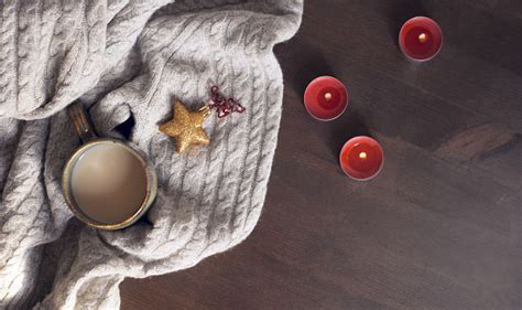 겨울 의 가정적인 장면입니다 따뜻한 니트 스웨터와 나무 배경에 달콤한 코코아 컵 2020년에 대한 스톡 사진 및 기타 이미지 2020년 겨울 경관 Istock