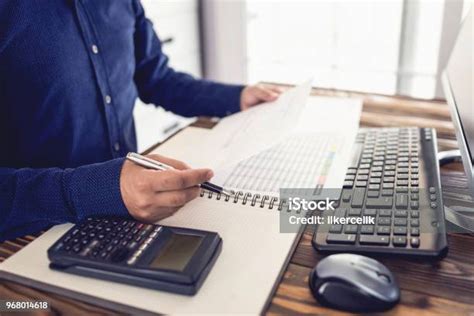 컴퓨터에서 작업 및 사무실 공간에서 계산을 만드는 엔지니어 계획에 대한 스톡 사진 및 기타 이미지 계획 엔지니어 예산 Istock