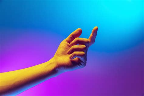 네온 라이트의 그라디언트 보라색 파란색 배경에 고립 된 Aethentic 인간의 손의 스튜디오 샷 인간 관계 공동체 공생의 개념 개념에 대한 스톡 사진 및 기타 이미지