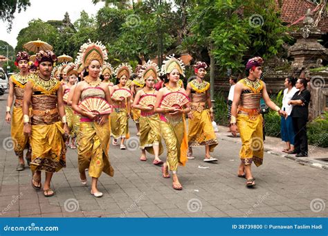 Traditional Balinese People Parade At Ubud Editorial Image Image Of Indonesia Parade 38739800
