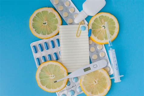 약물 알약 온도계 감기 독감 파란색 배경의 열을 치료하기위한 전통 의학 면역 유지 보수 계절 성 질병 맨 위 보기 의학 플랫 레이 0명에 대한 스톡 사진 및 기타 이미지