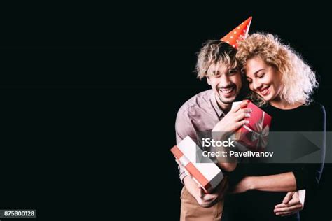 부부 사랑 아름 다운 남자와 여 자가 어두운 배경에 선물 상자를 들고 20 29세에 대한 스톡 사진 및 기타 이미지 20 29세 2명 곱슬 머리 Istock