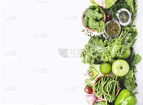 绿色蔬菜、香草、豆类和水果。健康清洁饮食 叶菜，种子，白色背景的超级食物，素食蛋白源和排毒饮食营养