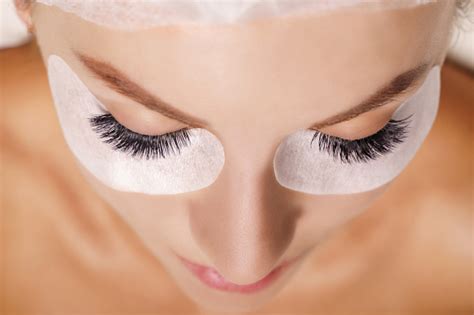 속눈썹 연장 절차 긴 속눈썹을 가진 여자 눈 클로즈업 선택적 초점 가까운에 대한 스톡 사진 및 기타 이미지 가까운 건강관리와 의술 검은색 Istock