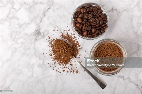 돌 배경에 인스턴트 커피와 커피 원두 향기로운 커피 음료 텍스트를 위한 위치입니다 복사 텍스트를 위한 공간 가루로 빻은에 대한 스톡 사진 및 기타 이미지 Istock