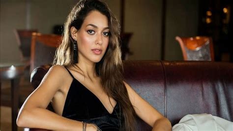 Dilan Çiçek Deniz Cannes Film Festivali Için Fransada Cannes Pozu Gecikmedi Internet Haber