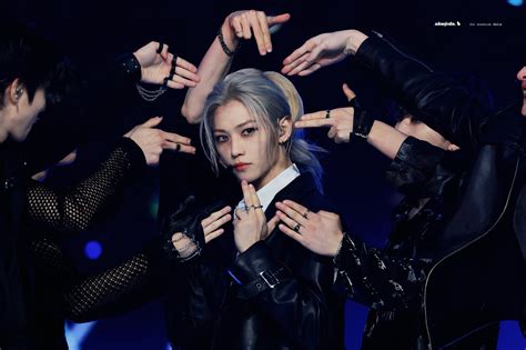 더쿠 스키즈 필릭스 간잽하는데 가요대전 사진 계속 올라오는데