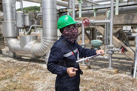 Male Worker Inspection Pipeline Oil 7500525 Stock Photo At Vecteezy