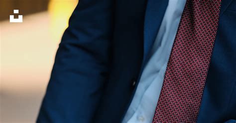 실버 라운드 아날로그 시계를 입고 파란색 정장 재킷을 입은 남자 사진 Unsplash의 무료 손목 이미지