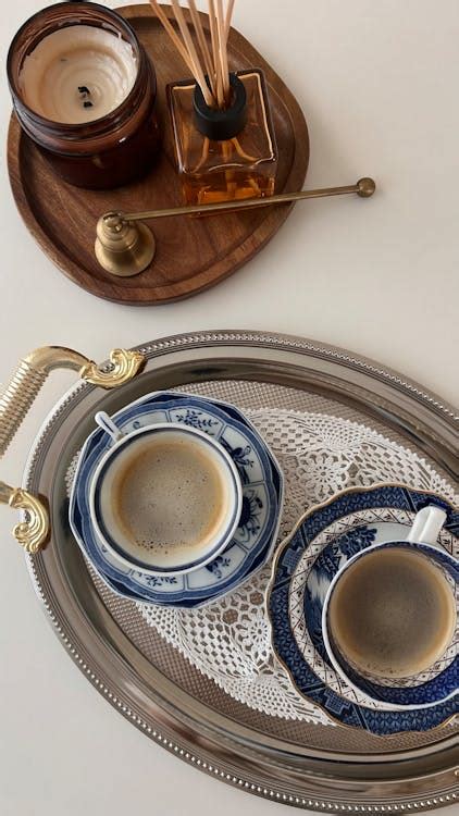 블루 차이나 컵으로 우아한 커피 세팅 · 무료 스톡 사진