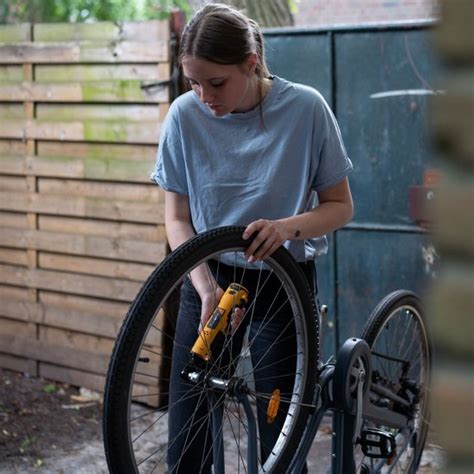 Ratelsleutel 12V Incl 2 0 Ah Accu 0 4 Ah Oplader Draai Je De Moeren Los En Bol