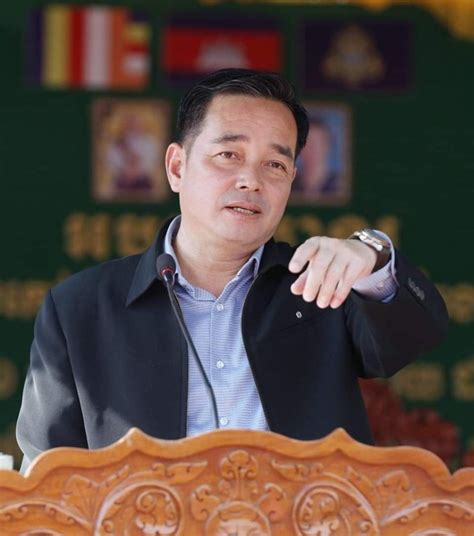 អបអរសាទរ ផ្លូវក្រាលកៅស៊ូ និងបេតុង ២ខ្សែ ប្រវែង ១២គីឡូម៉ែត្រជាអំណោយលោកឧត្តមសេនីយ៍ឯក ហ៊ុន ម៉ាណែត