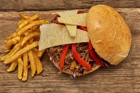 패스트 푸드 치즈 Beff 샌드위치 바베 큐 뽑아 구운 고추 카레 렌즈콩 및 붉은 양배추와 샐러드 소스와 감자 튀김에 나무 배경 갈기갈기 찢어진에 대한 스톡 사진 및 기타