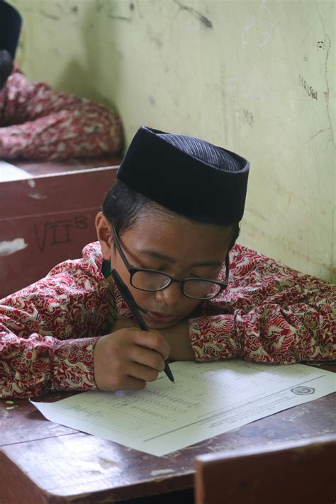 공부하는 공부하다 교실 교실 환경 교육 교육 시스템 교육 환경 교육에 초점을 맞추다 대학 메모하는 배경을 흐리게 서류 작업 손 시험 시험 보기