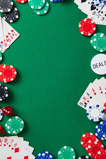 플랫 레이 포커 테이블 배경 카드 칩 주사위 녹색 펠트에 주사위 텍스트에 대한 사본 공간이있는 카지노 도박 개념 개념에 대한 스톡 사진 및 기타 이미지 Istock