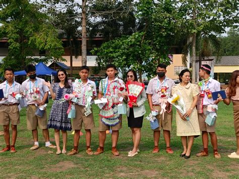 โรงเรียนบ้านสีระมัน ท่านผู้อำนวยการมารับใบประกาศเศรษฐกิจพอเพียงใน