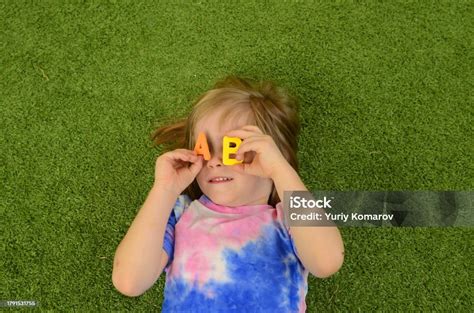 글자와 숫자를 배우는 아이 화려한 나무 주판과 영어 알파벳의 컬러 글자를 가진 아이 4 5세에 대한 스톡 사진 및 기타 이미지