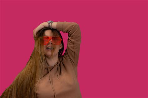 색칠한 배경을 가진 한 젊은 여성의 미친 초상화가 선글라스와 겨울 모자를 들고 전화를 들고 셀카를 찍고 있습니다 20 29세에 대한 스톡 사진 및 기타 이미지 Istock