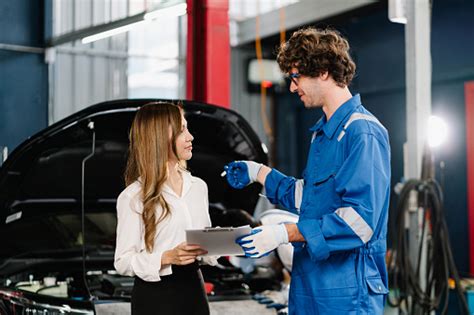 수리 차고 자동차 서비스 및 자동차 유지 보수 개념에서 점검 목록을보고 수리 품목을 보는 아시아 여성 고객이있는 자동차 기술자 남자 말하기에 대한 스톡 사진 및 기타 이미지