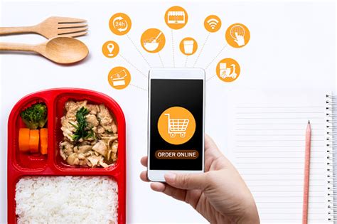 온라인 및 아이콘 미디어 주문에 대 한 음식 배달 서비스 여자 손 화면에 음식을 주문에 대 한 스마트 폰을 들고 도시 개념에서 라이프 스타일과 온라인 쇼핑을 위한 비즈니스