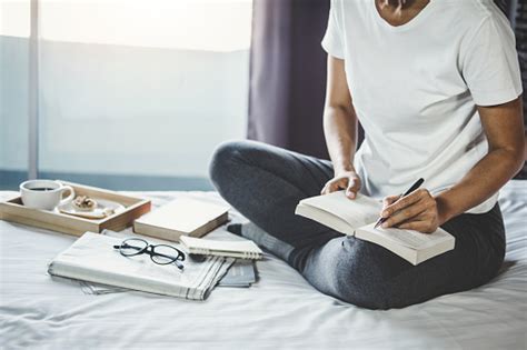 휴일 아침 커피 휴식과 휴양 개념에 책 신문 및 쓰기 일기를 읽고 즐기는 침실에 젊은 여 자가 행복 가정 생활에 대한 스톡 사진