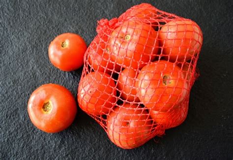 검은색 배경의 빨간색 둥글고 찢어지고 육즙이 많고 톡 쏘는 토마토 농장 신선한 야채 음식 과일 건강한 라이프 스타일 인도 붐비는 0명에 대한 스톡 사진 및 기타 이미지