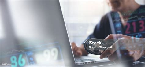 의료 기술 네트워크 개념입니다 최신 가상 화면 인터페이스로 의료 네트워크에 연결된 랩톱 컴퓨터에서 작업하는 의학 의사 50 54세에 대한 스톡 사진 및 기타 이미지 Istock