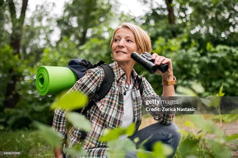 Observer Les Oiseaux À Laide De Jumelles Photo Getty Images