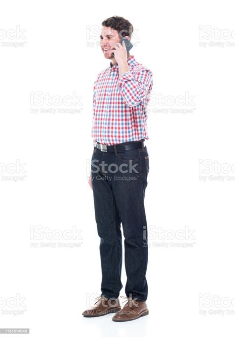 체크 셔츠와 청바지를 입고 매력적인 젊은 남자스마트 폰에 얘기 20 29세에 대한 스톡 사진 및 기타 이미지 20 29세 25 29세 긍정적인 감정 표현 Istock