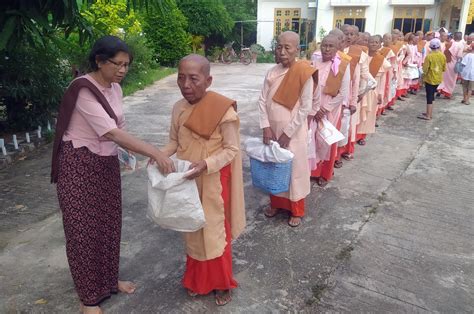 သရက်မြို့၌ ၇၁ ကြိမ်မြောက် သာသနာ့အနွယ်ဝင် သီလရှင် ၅၆ ပါးအား ဆွမ်းဆန်တော်နှင့် အလှူငွေ လောင်းလှူ